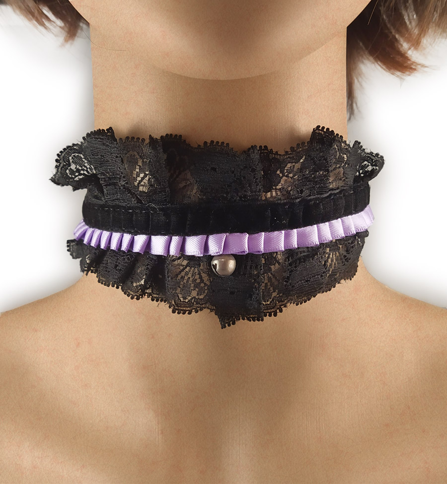 Collarino in pizzo con punto luce, goccia e catena.